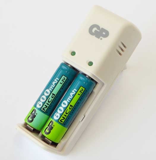 Зарядно устройство GP600 с 2 R6/AA | Tpetrov.com